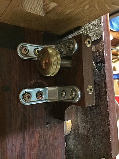 Thereis a steel plate in the chop to prevent wear ...